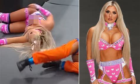 Oops Moments In Wwe Wwe Wardrobe Malfunction Most Embarrassing