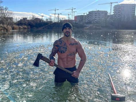 Aleksandar Rakić Sa Sekirom U Ledenoj Vodi Pred Ufc Meč Mondo