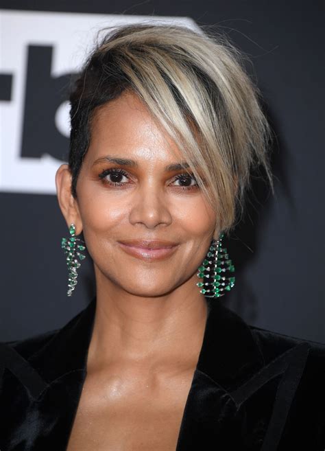 Critics Choice Awards 2022 Halle Berry Debuted A Blonde Pixie With An Undercut — See Photos
