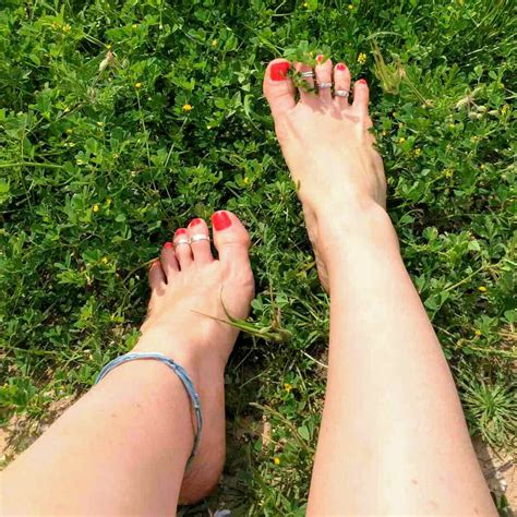 Love The Feeling Of Grass On My Toes R Girlfriendsfeet