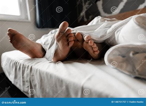 Pares O Familia Jovenes Felices Hermosos Que Despiertan Junto En Cama Imagen De Archivo Imagen