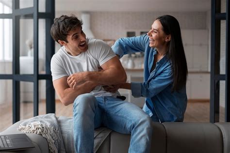 Leute Die Sich Gegenseitig Kitzeln Kostenlose Foto