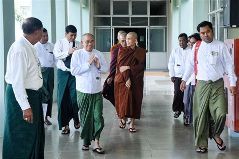 သံလျင်သဘာဝတရားရိပ်သာဆရာတော်မှ ငလျင်ဘေးဒဏ်သင့်သူများအတွက် ခြင်ထောင်နှင့