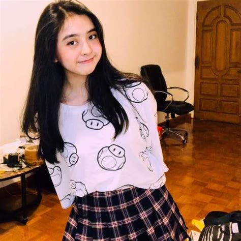 သူများတွေနဲ့မတူအောင် အထာကျကျအလှဆင်ထားတဲ့ သူမရဲ့အမိုက်စားအိပ်ခန်းလေးကို