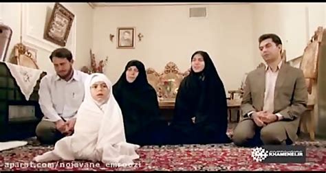 بوسه رهبر انقلاب امام خامنه ای بر پیراهن شهید؛ نوجوان عاشق شهادت