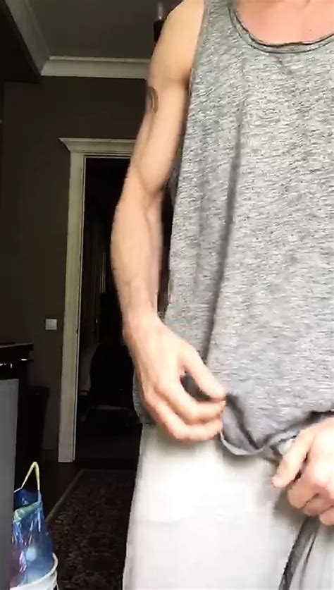泄露了精子 Xhamster