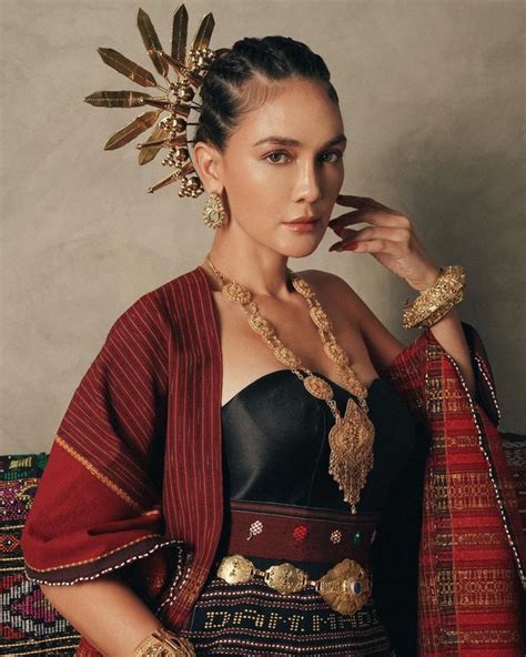 8 Foto Cantik Luna Maya Pakai Baju Batak Hingga Kain Khas Ntt Di