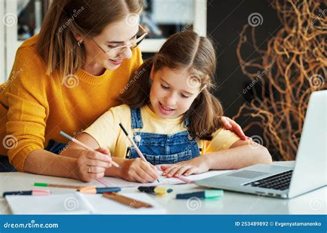 Vrolijke Moeder Die Thuis Huiswerk Doet Met Dochter Stock Foto Image