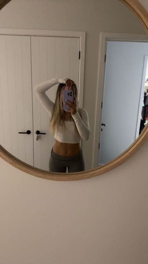 Blondes Mirror Selfie