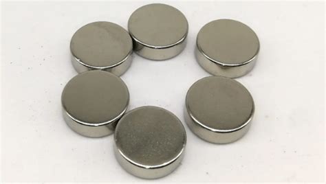 圆形磁铁的n极和s极怎么区分？