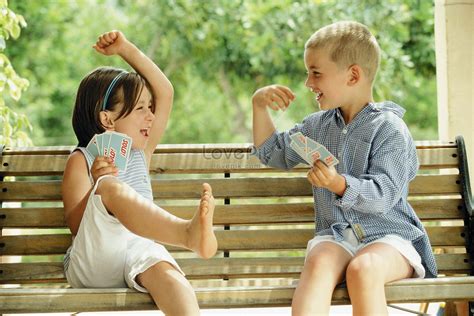 Niños Jugando A Las Cartas Foto Descarga Gratuita Hd Imagen De Foto