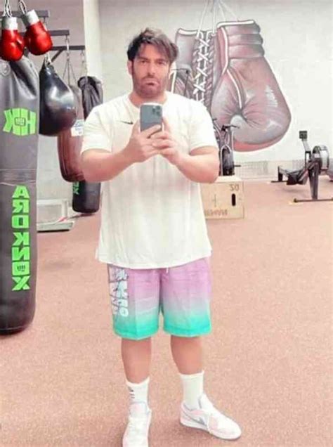 اولین و ناب ترین فیلم منتشر شده از عروسی محمدرضا گلزار دست گل زیبا و