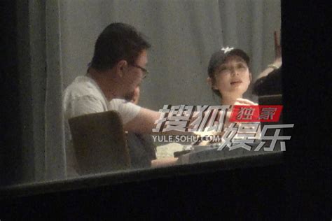 独家：冯绍峰盖玥希聚餐同坐 席间打闹热聊超开心 搜狐大视野 搜狐新闻