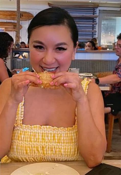 Biểu Tượng Sexy Y Phụng 44 Tuổi Tự Tin Diện áo Tắm Dù Vóc Dáng đẫy đà