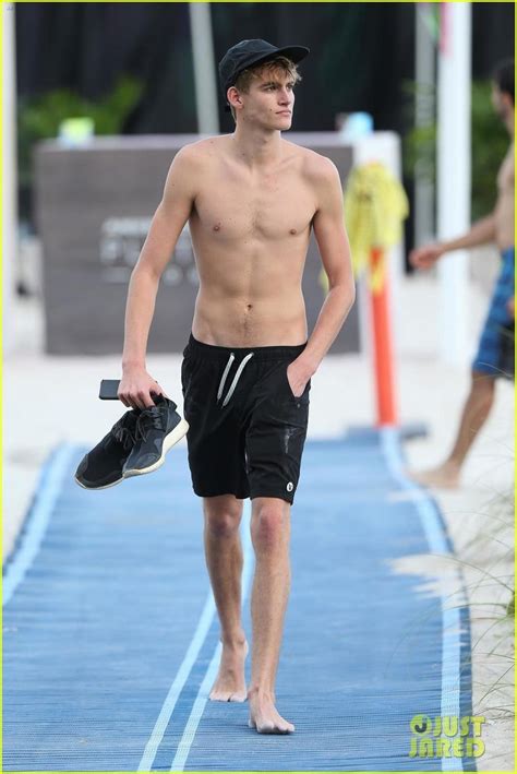 Presley Gerber Flaunts His Abs While Going Shirtless At The Beach Photo 3998608 Presley