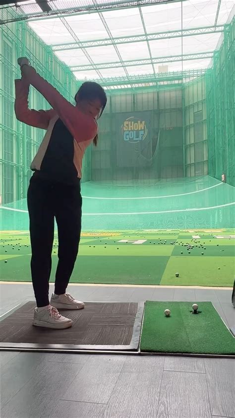 Youn Eunjeong 약간씩 오른쪽으로 휘어지는 볼이 신경쓰였는데 프로님이 나 살짝 아웃인이라고 하셔가지고 깍아치지 않기 위한 연습중 사실 아직은 잘 안된다