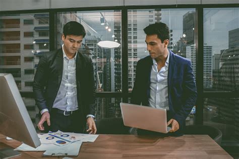 비즈니스 팀워크와 파트너십의 성공은 사무실 방에서 함께 일합니다 개발에 대한 스톡 사진 및 기타 이미지 개발 공동체 교육