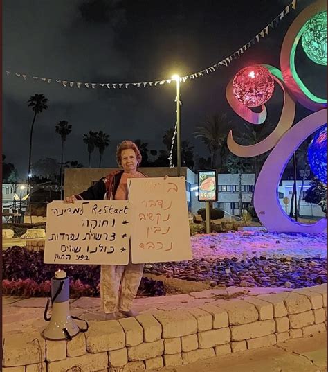 לירי בורק שביט On Twitter יש אישה חמודה בשם רותי שמפגינה לבדה כל שבוע