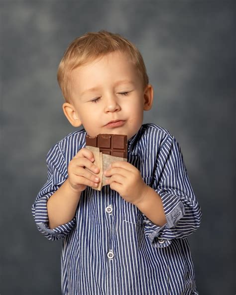 Menino Comendo Chocolate Imagens Download Grátis No Freepik