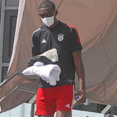 Fc Bayern Tanguy Kouassi Beim Medizincheck 1 Auftritt Des Abwehr Juwels Fussball Aktuell