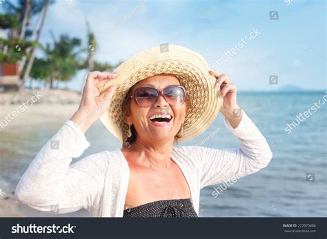 784件の「50 Year Old Woman Beach」の画像、写真素材、ベクター画像 Shutterstock