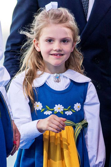 Prinzessin Estelle: Die Bilder ihrer süßesten Looks | GALA.de