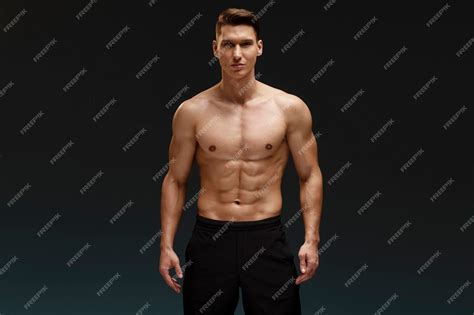 Premium Photo 白人裸體身體性感的男人在工作室在黑暗的牆壁背景中拍照