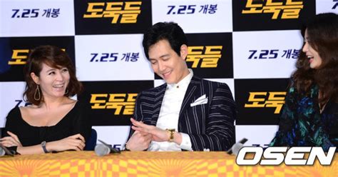 사진 김혜수 전지현 가슴크기 발언에 당황한 이정재