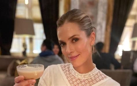 Ammattigolffaaja Anna Rawson Kosteassa Kuvassa Shortseissa Ja