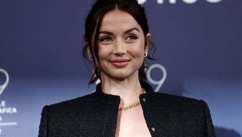 آنا دي أرماس أسرار جمالها الناعم وتقاسيم وجهها الجذابة