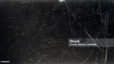 부서진 오래된 창과 먼지 스크래치가 있는 깨진 유리 질감 지저분한 추상 벽지 추상적인 배경 거친 브러시 스트로크 배경 다용도 벽지를 제공합니다 0명에 대한 스톡 사진 및