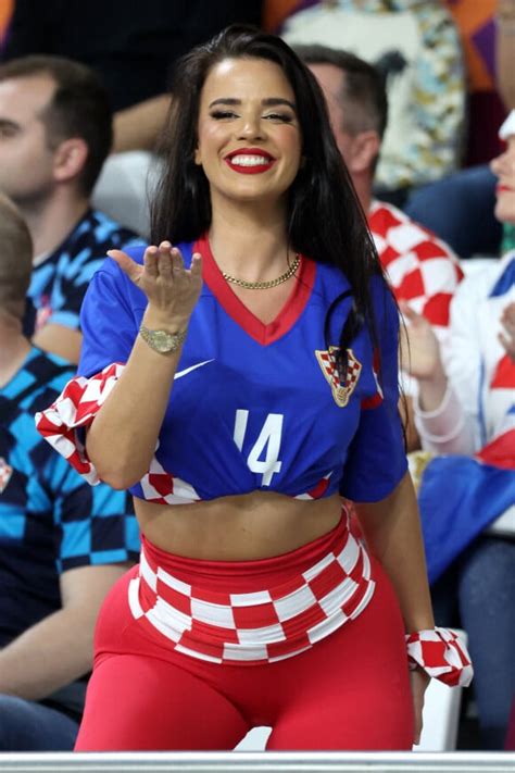 Photo Ivana Knoll Pose Avec Les Supporters De La Croatie Lors De La