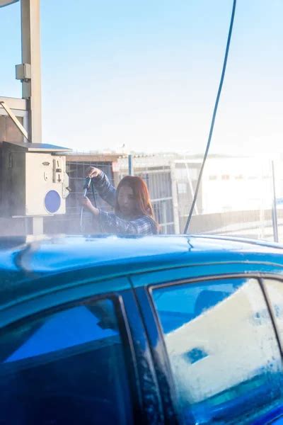 16 247 179 Imágenes De Mujer Lavando Carro Libres De Derechos
