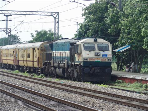 숲 옆의 기차 선로를 따라 여행하는 기차 사진 Unsplash의 무료 루키 이미지