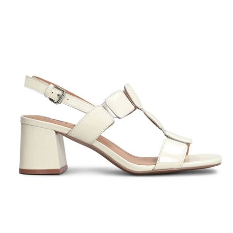 Las 15 Sandalias De Tacón Ancho Más Elegantes Y Cómodas De 2025