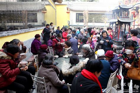 天水瑞莲寺施舍腊八粥 市民排队领粥组图 天水在线