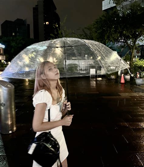 鄧彩妏 🎋 夏天的糺の森蟬聲超級猖狂 烏鴉也好大隻 走在參道就感覺被徹底淨化勒 可惜遇到隔天祭典禁入御手洗池 還好有另外設置水道做水占卜 藉問路還搭訕了旁邊打掃的巫女姊姊 雖然日拼音真的是