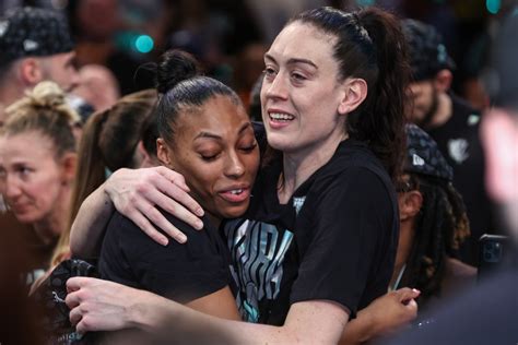 Breanna Stewart Le Python Passé Par Un Trou De Souris