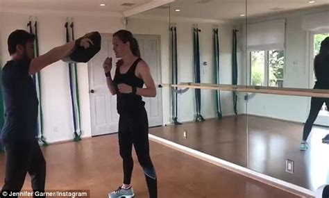 Jennifer Garner Works Out Hard In Gym In Instagram Video Daily Mail