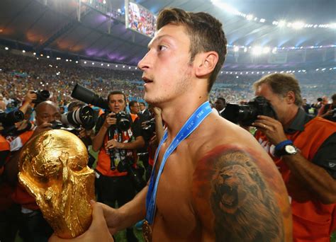 Mesut Özil Fußballstar Tritt Aus Nationalmannschaft Zurück Manager