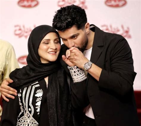 بوسه عاشقانه سینا مهراد بر عشق زندگی اش عشقش انصافا زیبا و جوان است