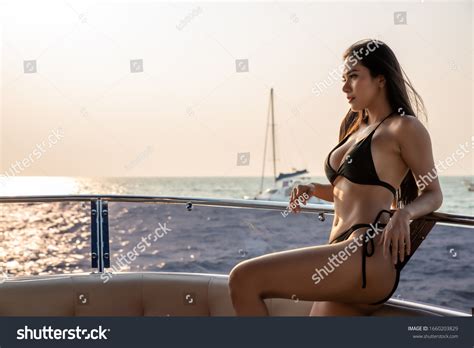 Mujeres Asiáticas Sexys En Bikini Negro Foto De Stock 1660203829