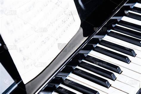 钢琴键上