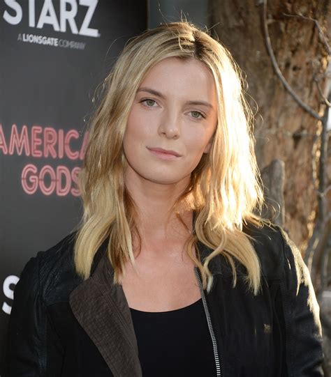 Betty Gilpin “american Gods” Premiere In Los Angeles 4 20 2017