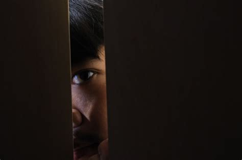 Pria Asia Dewasa Mengintip Di Balik Pintu Mata Mengintip Ke Balik Pintu