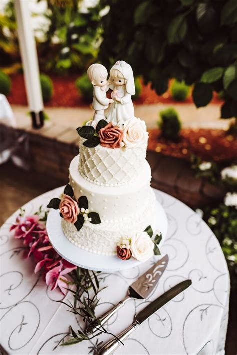 Model Of Bride And Groom On Top Of Wedding Cake