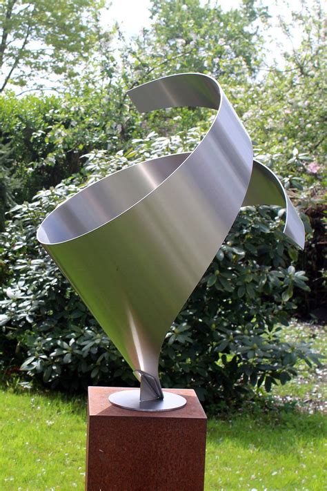 This Sculpture Looks Like It Is Hugging Nature Beeldhouwkunst Beeldhouwwerk Metaalkunst