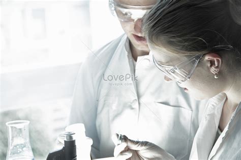 실험실에서 테스트 튜브를 검사하는 과학자 사진 무료 다운로드 Lovepik