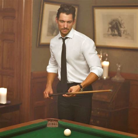 이슈유머 정장 입고 당구 치는 데이비드 간디