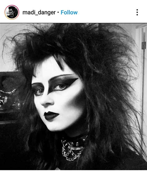 Pin By Bre Soares On Cabelos Gothic Makeup Goth Makeup Funky Makeup